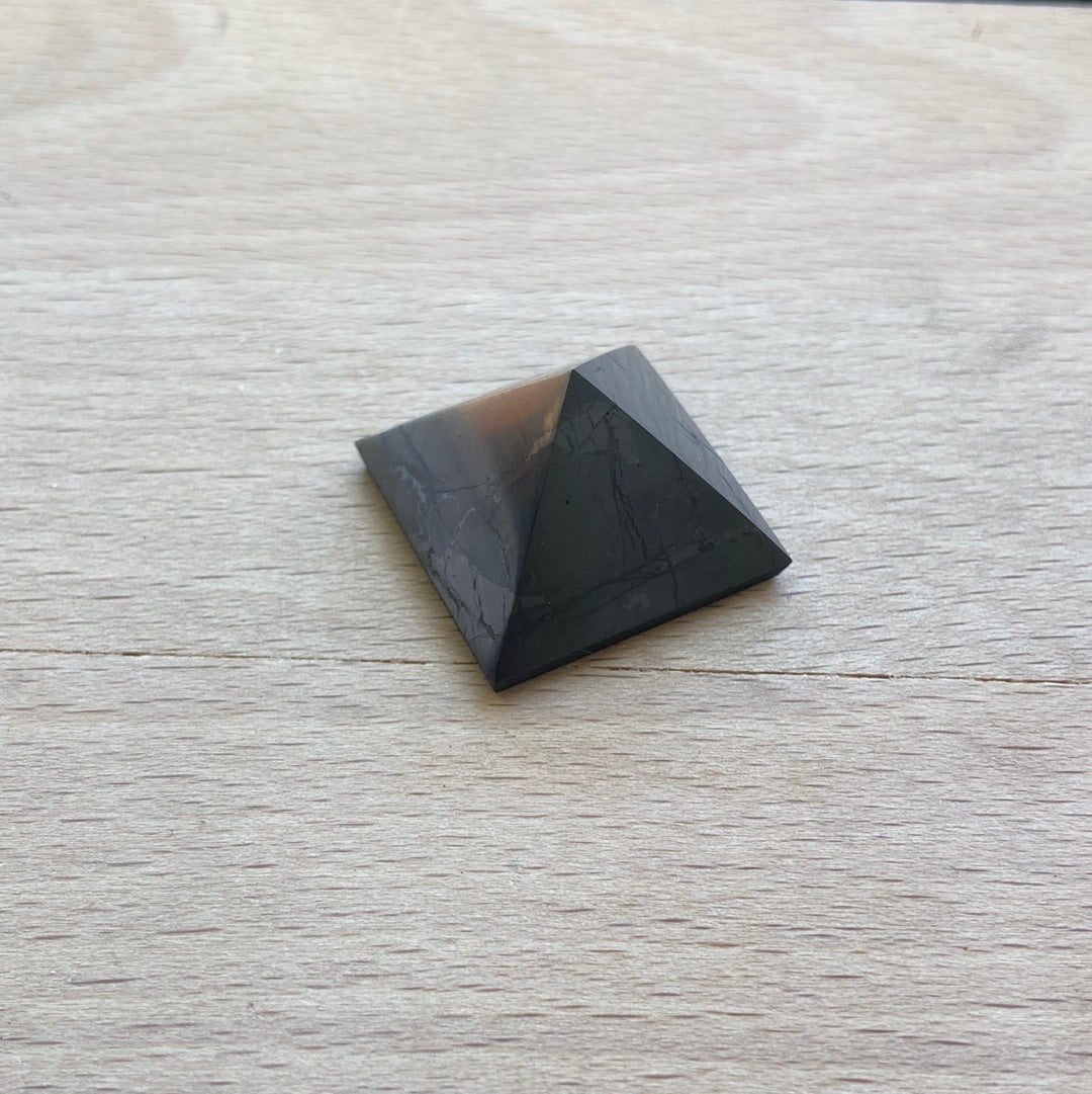 Pirâmide de Shungite | Shungite Pyramid – Roots Shop 108